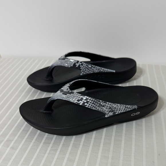 OOFOS | Shoes | Oofos Oolala Sandals Womens Size 1 Black Snake Print ...